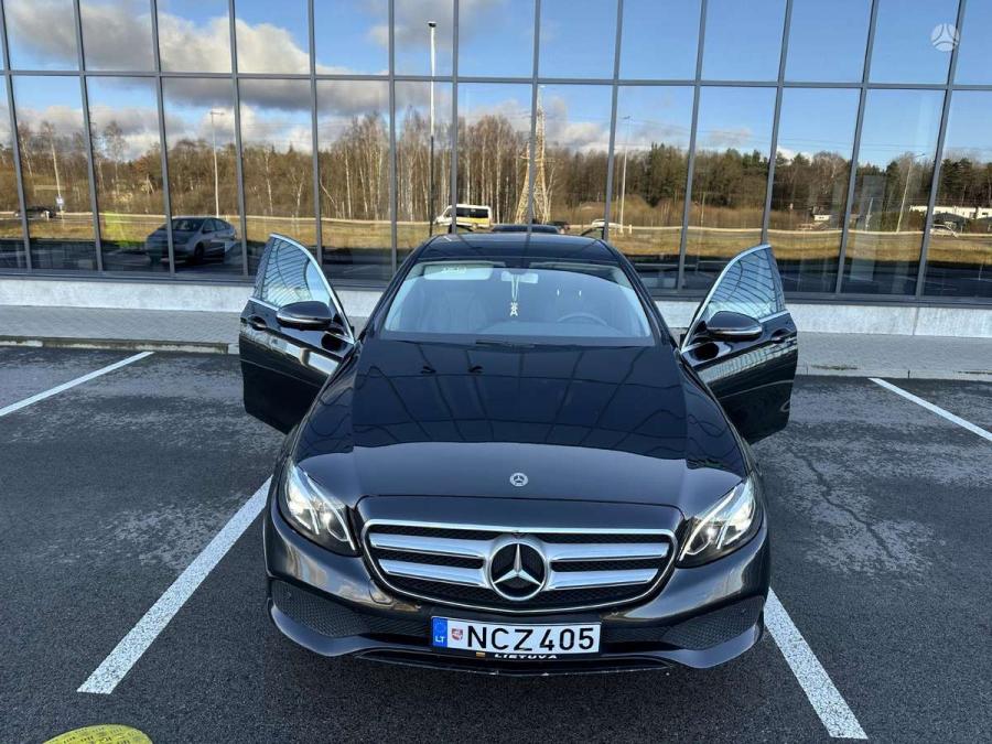 Black Mercedes-Benz E 220 2017 in Kaunas, with an engine capacity of 0.00 L and mileage of 371 thousand km for 14300 €, photo 2 on AUTOMOTO.COM.LV