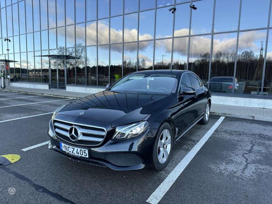 Black Mercedes-Benz E 220 2017 in Kaunas, with an engine capacity of 0.00 L and mileage of 371 thousand km for 14300 €, photo 3 on AUTOMOTO.COM.LV