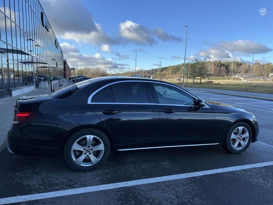 Black Mercedes-Benz E 220 2017 in Kaunas, with an engine capacity of 0.00 L and mileage of 371 thousand km for 14300 €, photo 4 on AUTOMOTO.COM.LV