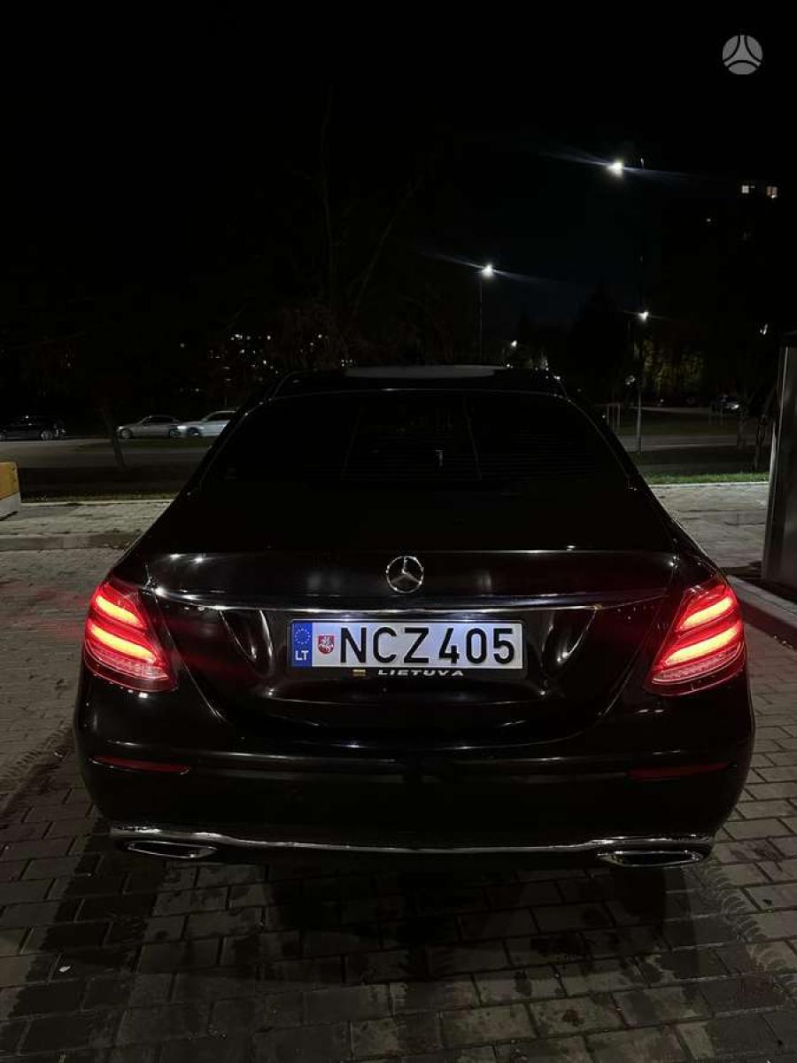 Black Mercedes-Benz E 220 2017 in Kaunas, with an engine capacity of 0.00 L and mileage of 371 thousand km for 14300 €, photo 9 on AUTOMOTO.COM.LV