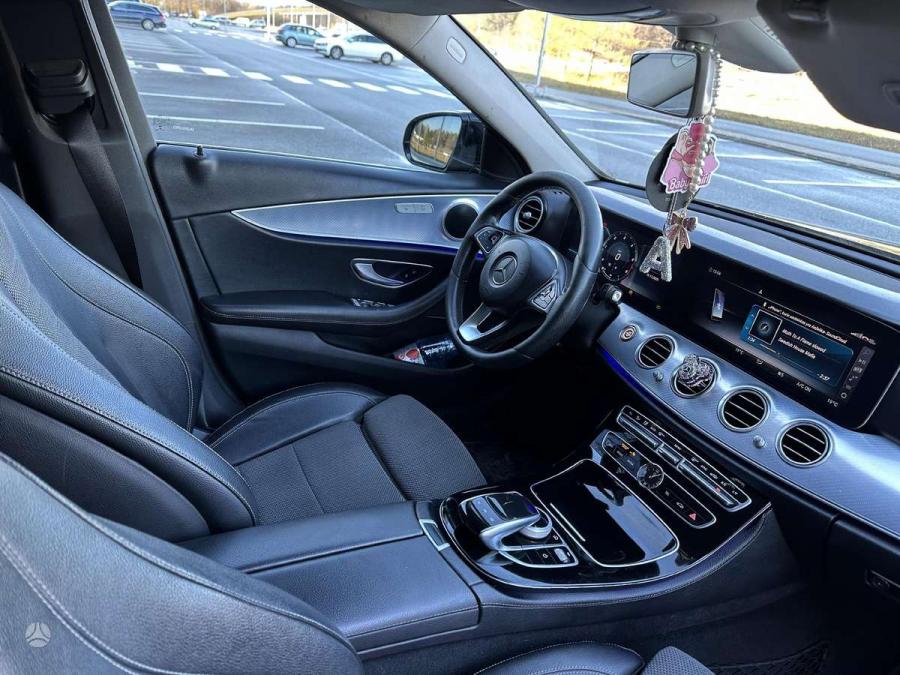 Black Mercedes-Benz E 220 2017 in Kaunas, with an engine capacity of 0.00 L and mileage of 371 thousand km for 14300 €, photo 10 on AUTOMOTO.COM.LV