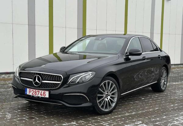 Black Mercedes-Benz E 220 2017 in Raseiniai, with an engine capacity of 2.20 L and mileage of 303 thousand km for 17200 €, photo 1 on AUTOMOTO.COM.LV