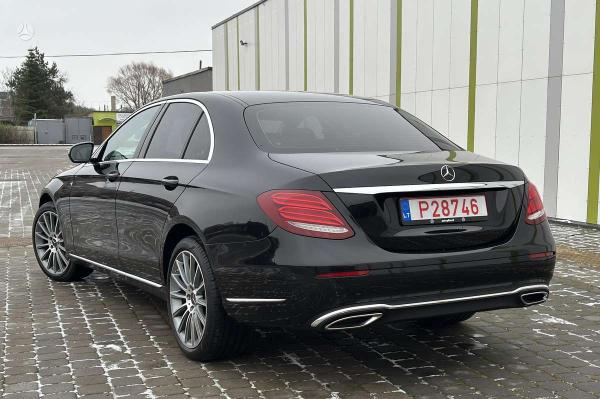 Black Mercedes-Benz E 220 2017 in Raseiniai, with an engine capacity of 2.20 L and mileage of 303 thousand km for 17200 €, photo 3 on AUTOMOTO.COM.LV