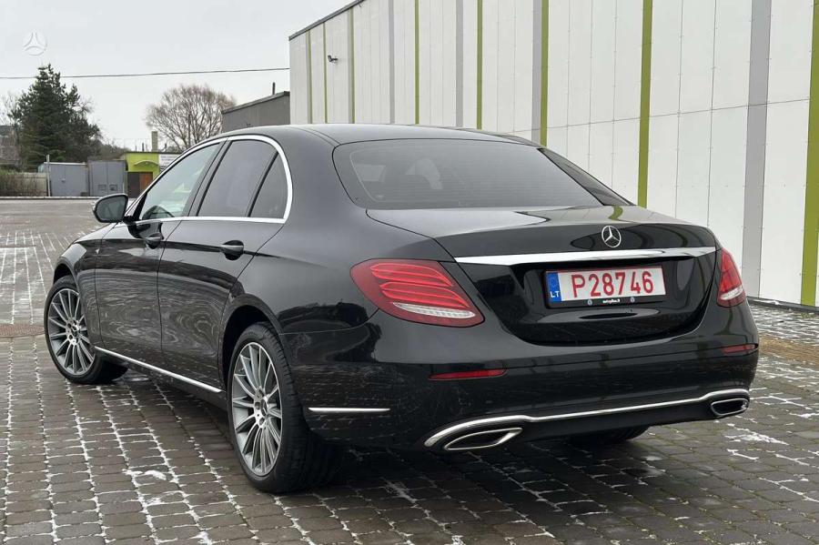 Black Mercedes-Benz E 220 2017 in Raseiniai, with an engine capacity of 2.20 L and mileage of 303 thousand km for 17200 €, photo 3 on AUTOMOTO.COM.LV