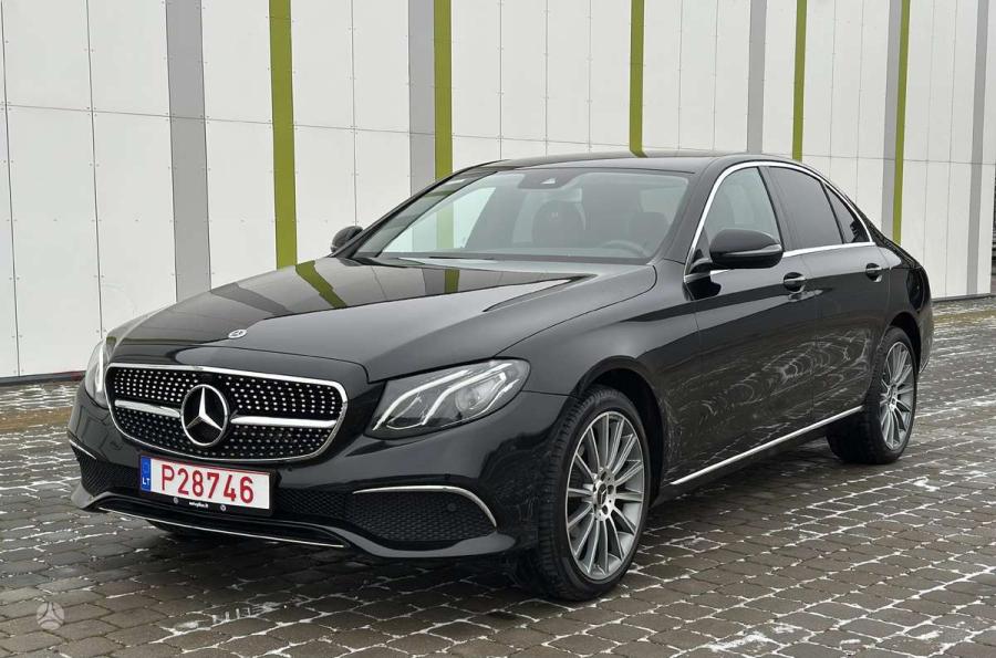 Black Mercedes-Benz E 220 2017 in Raseiniai, with an engine capacity of 2.20 L and mileage of 303 thousand km for 17200 €, photo 4 on AUTOMOTO.COM.LV