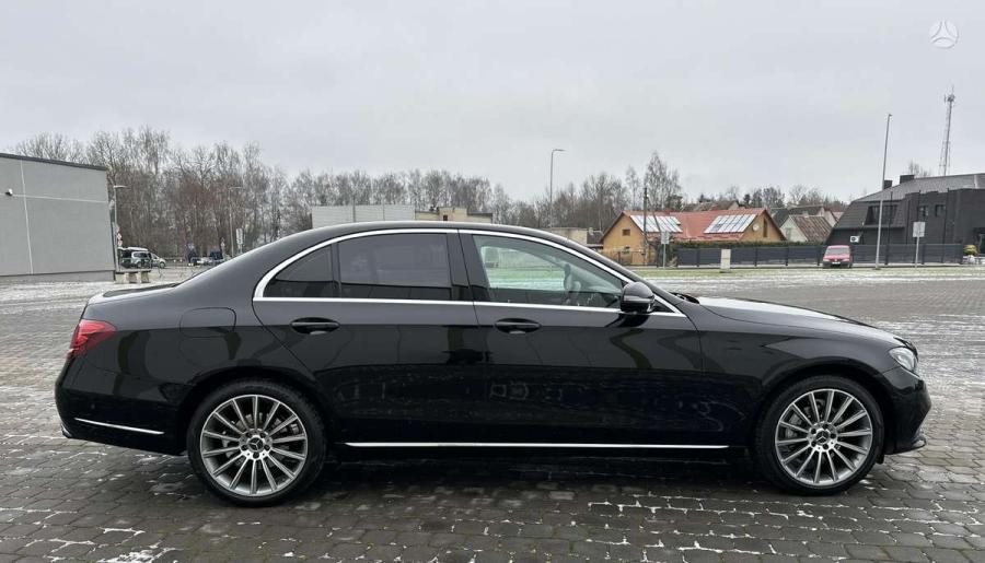 Black Mercedes-Benz E 220 2017 in Raseiniai, with an engine capacity of 2.20 L and mileage of 303 thousand km for 17200 €, photo 6 on AUTOMOTO.COM.LV