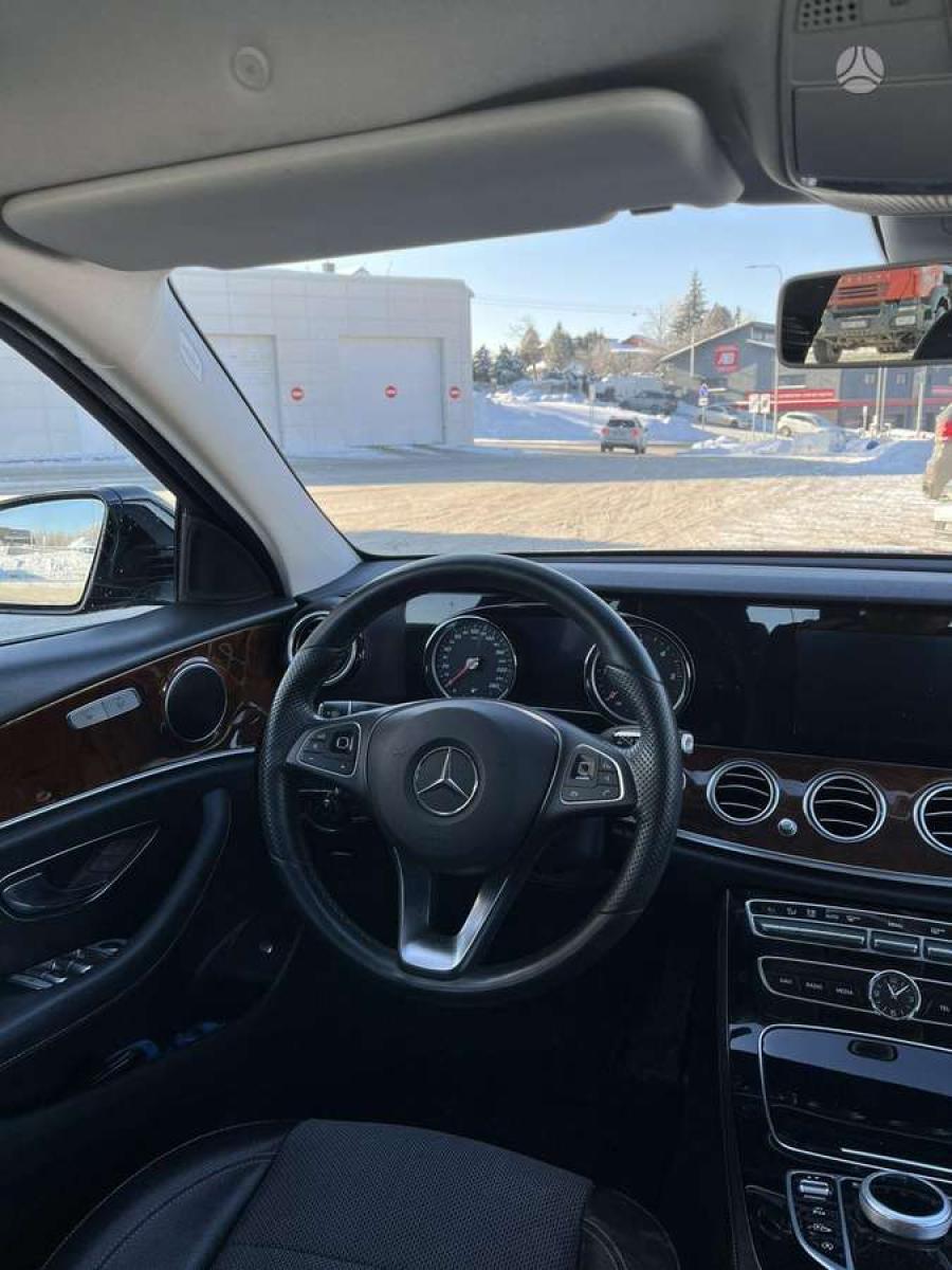 Melns Mercedes-Benz E 220 2017 Viļņa, ar dzinēja tilpumu 1.95 L un nobraukumu 135 tūkst. km par 23500 €, foto 9 vietnē AUTOMOTO.COM.LV