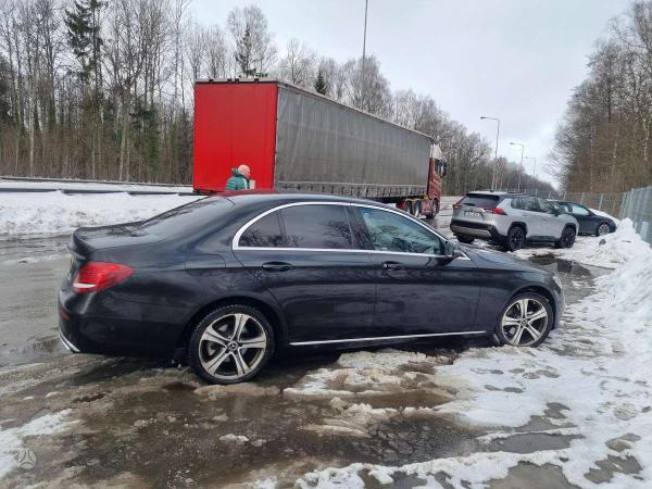 Black Mercedes-Benz E 220 2017 in Taurage, with an engine capacity of 1.95 L and mileage of 270 thousand km for 7450 €, photo 3 on AUTOMOTO.COM.LV