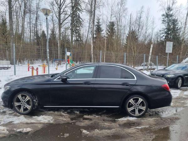 Black Mercedes-Benz E 220 2017 in Taurage, with an engine capacity of 1.95 L and mileage of 270 thousand km for 7450 €, photo 4 on AUTOMOTO.COM.LV