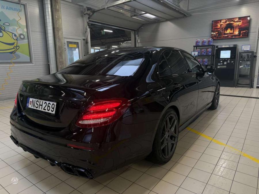 Black Mercedes-Benz E 220 2017 in Vilnius, with an engine capacity of 0.00 L and mileage of 350 thousand km for 18000 €, photo 4 on AUTOMOTO.COM.LV