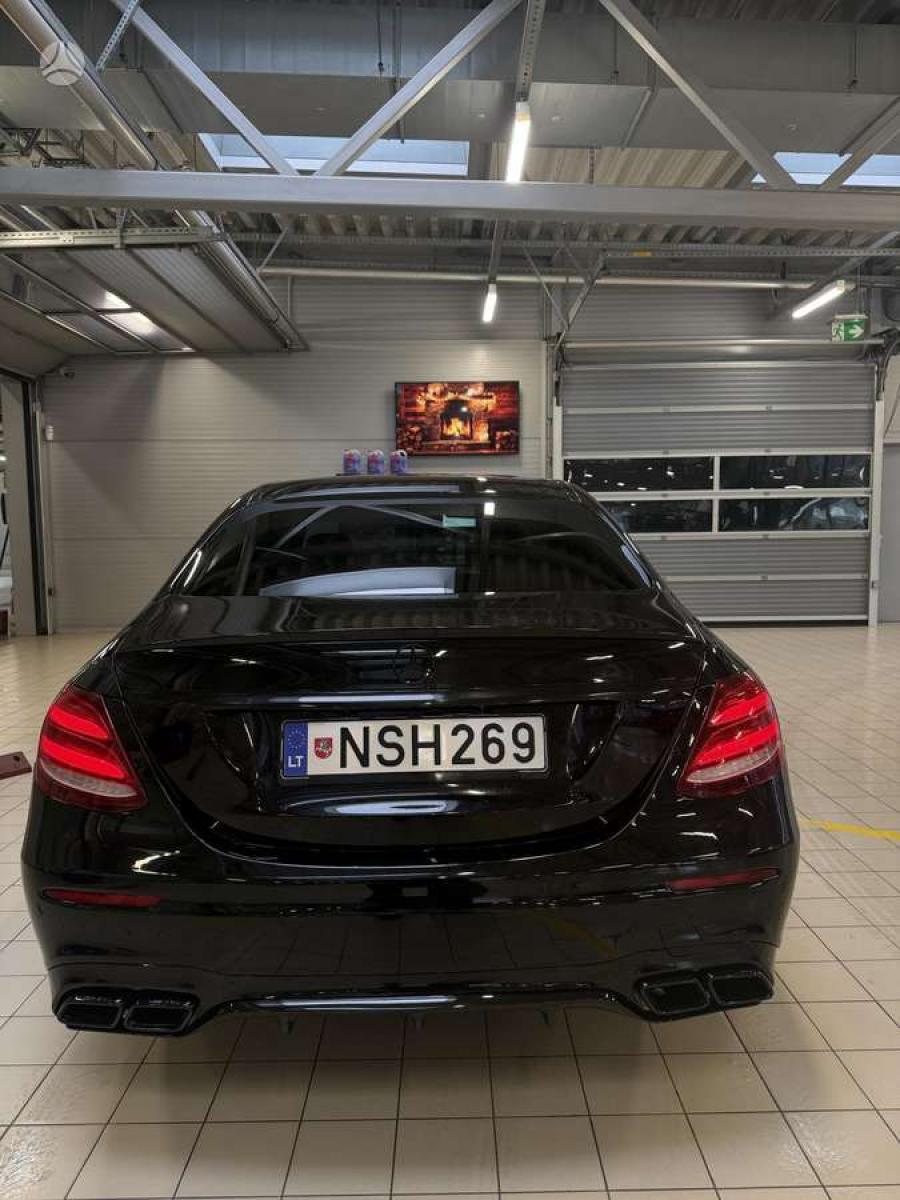 Black Mercedes-Benz E 220 2017 in Vilnius, with an engine capacity of 0.00 L and mileage of 350 thousand km for 18000 €, photo 6 on AUTOMOTO.COM.LV