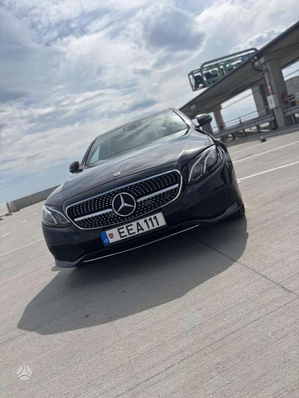 Black Mercedes-Benz E 220 2017 in Vilnius, with an engine capacity of 1.95 L and mileage of 281 thousand km for 17999 €, photo 2 on AUTOMOTO.COM.LV