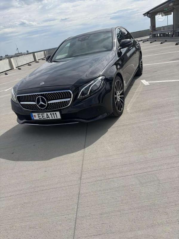 Black Mercedes-Benz E 220 2017 in Vilnius, with an engine capacity of 1.95 L and mileage of 281 thousand km for 17999 €, photo 3 on AUTOMOTO.COM.LV