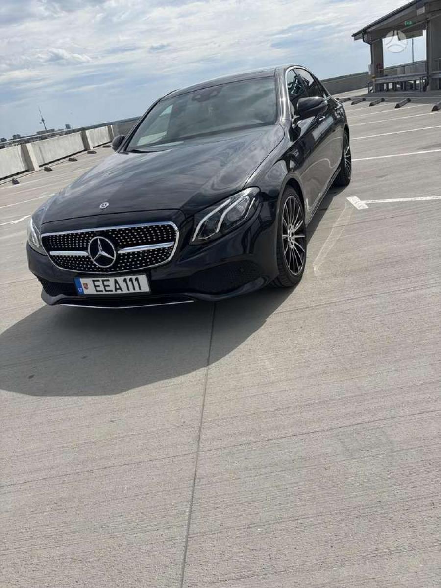 Черный Мерседес E 220 2017 в Вильнюс, объемом двигателя 1.95 л и пробегом 281 тыс. км за 17999 €, фото 4 на AUTOMOTO.COM.LV