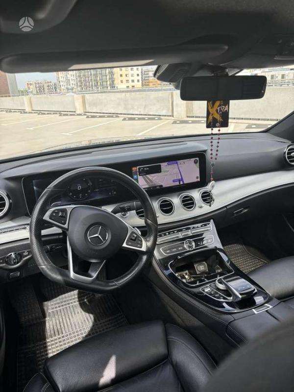 Black Mercedes-Benz E 220 2017 in Vilnius, with an engine capacity of 1.95 L and mileage of 281 thousand km for 17999 €, photo 4 on AUTOMOTO.COM.LV