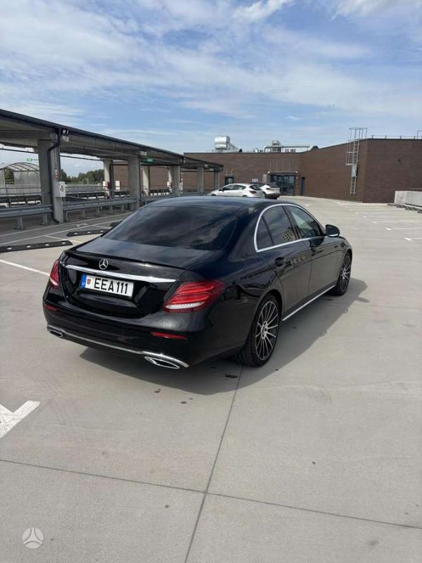 Black Mercedes-Benz E 220 2017 in Vilnius, with an engine capacity of 1.95 L and mileage of 281 thousand km for 17999 €, photo 6 on AUTOMOTO.COM.LV