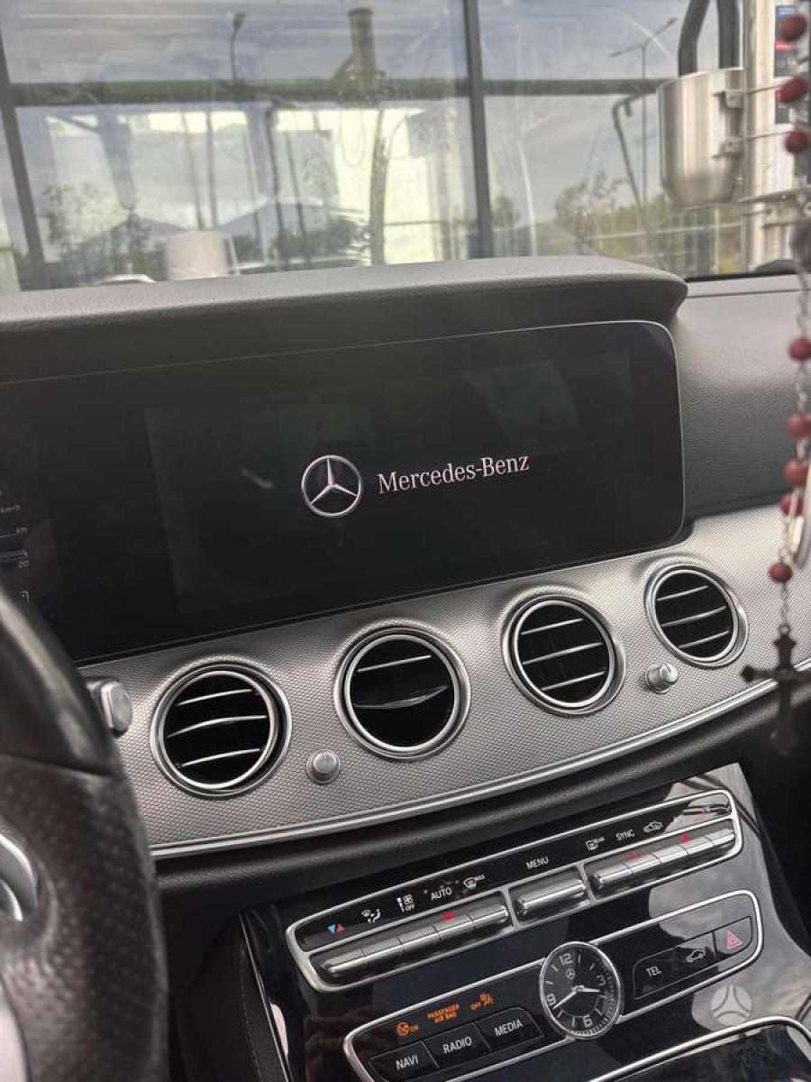 Черный Мерседес E 220 2017 в Вильнюс, объемом двигателя 1.95 л и пробегом 281 тыс. км за 17999 €, фото 11 на AUTOMOTO.COM.LV