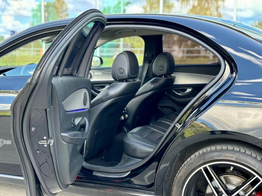 Black Mercedes-Benz E 220 2017 in Riga, with an engine capacity of 2.00 L and mileage of 199 thousand km for 17490 €, photo 3 on AUTOMOTO.COM.LV