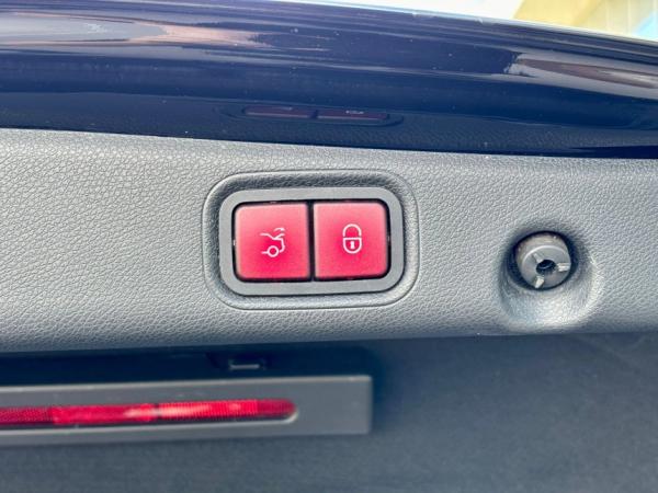 Melns Mercedes-Benz E 220 2017 Rīga, ar dzinēja tilpumu 2.00 L un nobraukumu 199 tūkst. km par 17490 €, foto 3 vietnē AUTOMOTO.COM.LV