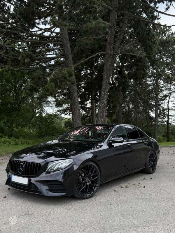 Black Mercedes-Benz E 220 2017 in Vilnius, with an engine capacity of 0.00 L and mileage of 280 thousand km for 19500 €, photo 2 on AUTOMOTO.COM.LV
