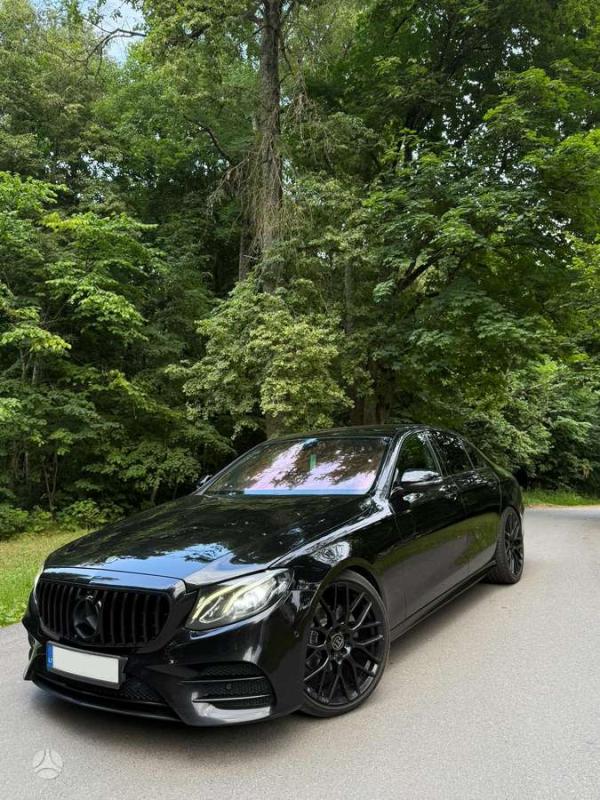 Black Mercedes-Benz E 220 2017 in Vilnius, with an engine capacity of 0.00 L and mileage of 280 thousand km for 19500 €, photo 3 on AUTOMOTO.COM.LV