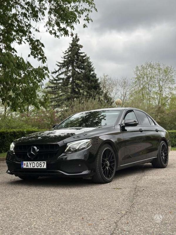 Melns Mercedes-Benz E 220 2017 Kėdainiai, ar dzinēja tilpumu 1.95 L un nobraukumu 215 tūkst. km par 18999 €, foto 5 vietnē AUTOMOTO.COM.LV