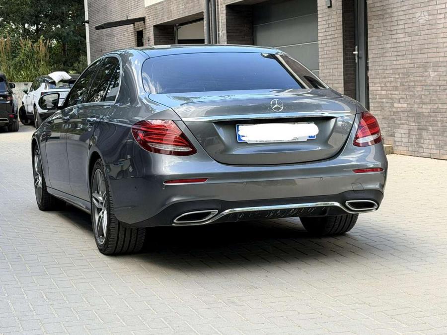 Black Mercedes-Benz E 220 2017 in Vilnius, with an engine capacity of 1.95 L and mileage of 248 thousand km for 19350 €, photo 4 on AUTOMOTO.COM.LV