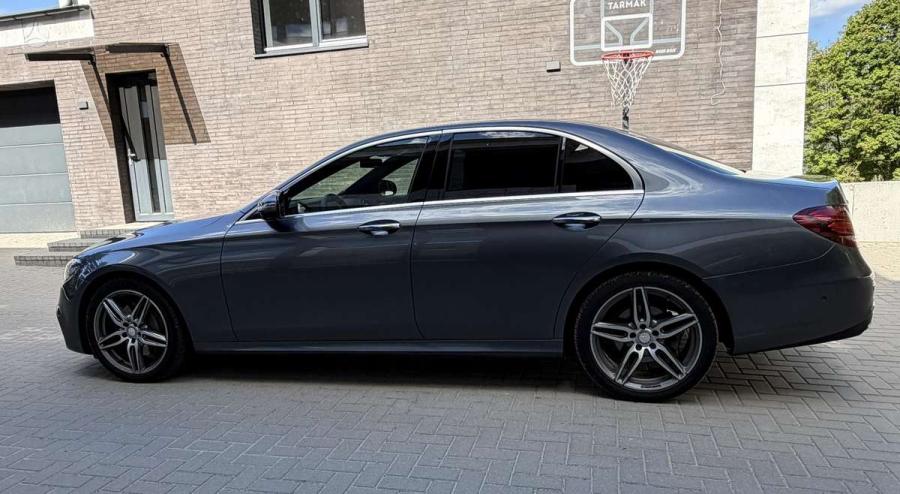 Black Mercedes-Benz E 220 2017 in Vilnius, with an engine capacity of 1.95 L and mileage of 248 thousand km for 19350 €, photo 7 on AUTOMOTO.COM.LV