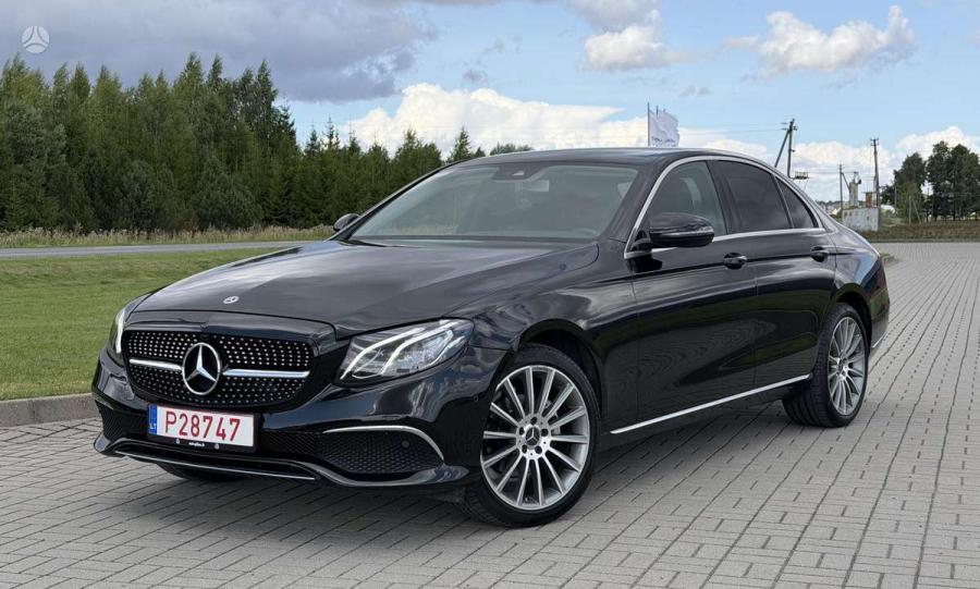 Black Mercedes-Benz E 220 2017 in Raseiniai, with an engine capacity of 1.95 L and mileage of 303 thousand km for 15850 €, photo 1 on AUTOMOTO.COM.LV