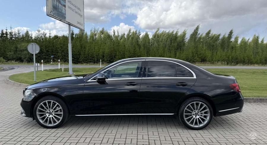 Black Mercedes-Benz E 220 2017 in Raseiniai, with an engine capacity of 1.95 L and mileage of 303 thousand km for 15850 €, photo 5 on AUTOMOTO.COM.LV