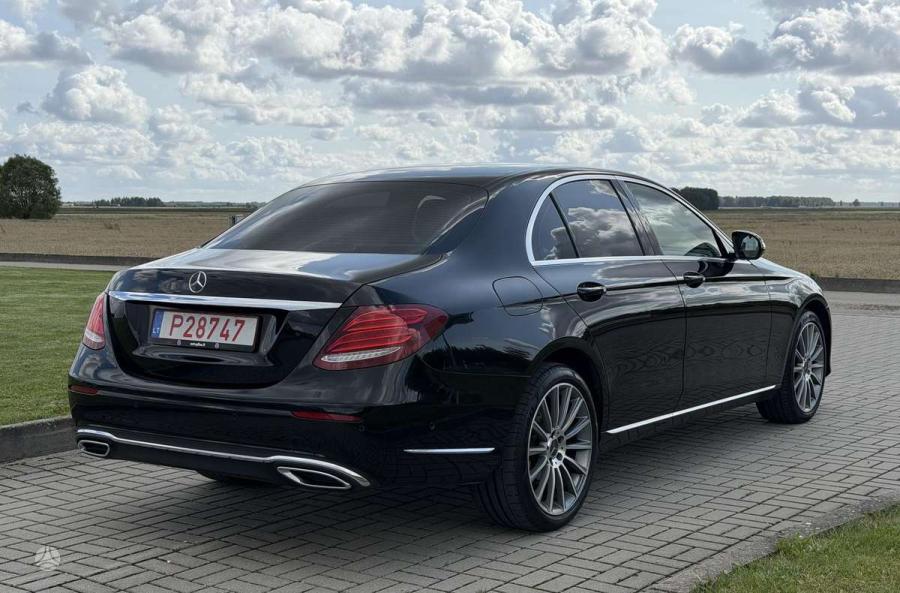Black Mercedes-Benz E 220 2017 in Raseiniai, with an engine capacity of 1.95 L and mileage of 303 thousand km for 15850 €, photo 9 on AUTOMOTO.COM.LV