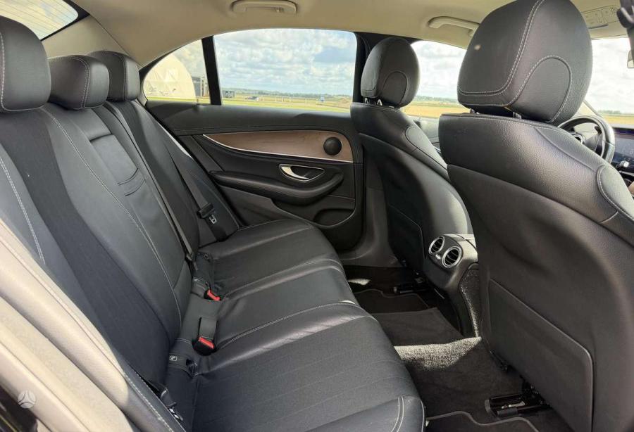 Black Mercedes-Benz E 220 2017 in Raseiniai, with an engine capacity of 1.95 L and mileage of 303 thousand km for 15850 €, photo 17 on AUTOMOTO.COM.LV