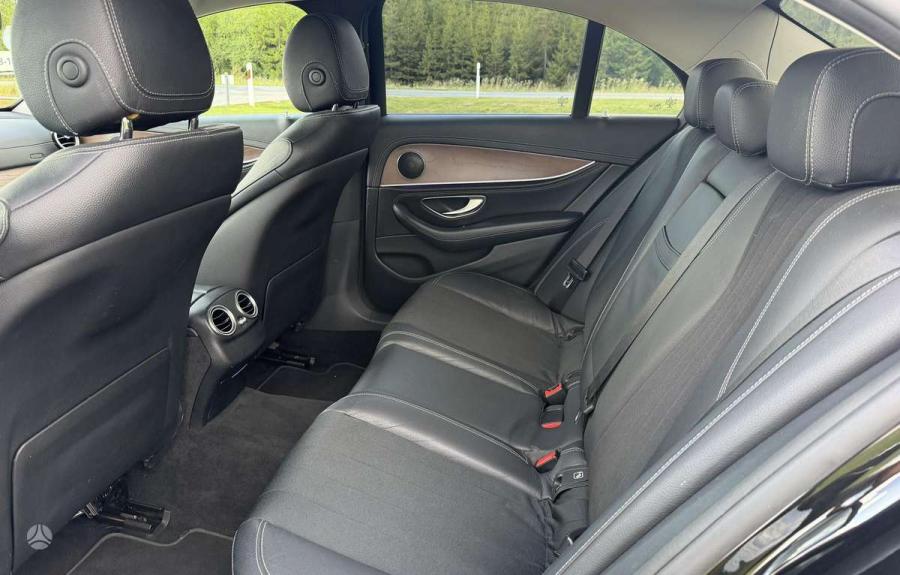 Black Mercedes-Benz E 220 2017 in Raseiniai, with an engine capacity of 1.95 L and mileage of 303 thousand km for 15850 €, photo 20 on AUTOMOTO.COM.LV