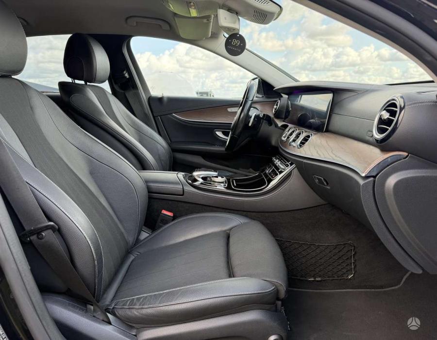 Black Mercedes-Benz E 220 2017 in Raseiniai, with an engine capacity of 1.95 L and mileage of 303 thousand km for 15850 €, photo 21 on AUTOMOTO.COM.LV