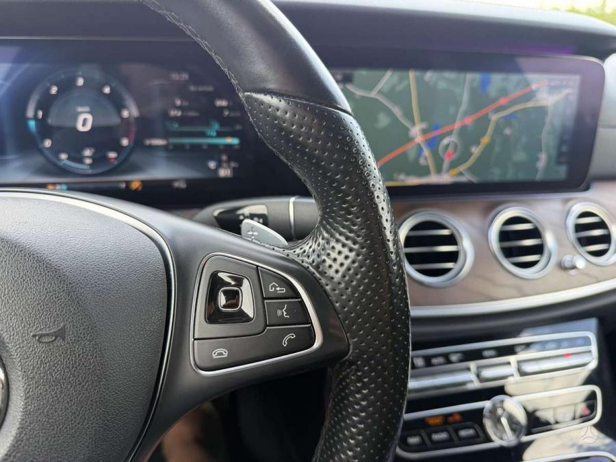 Black Mercedes-Benz E 220 2017 in Raseiniai, with an engine capacity of 1.95 L and mileage of 303 thousand km for 15850 €, photo 23 on AUTOMOTO.COM.LV