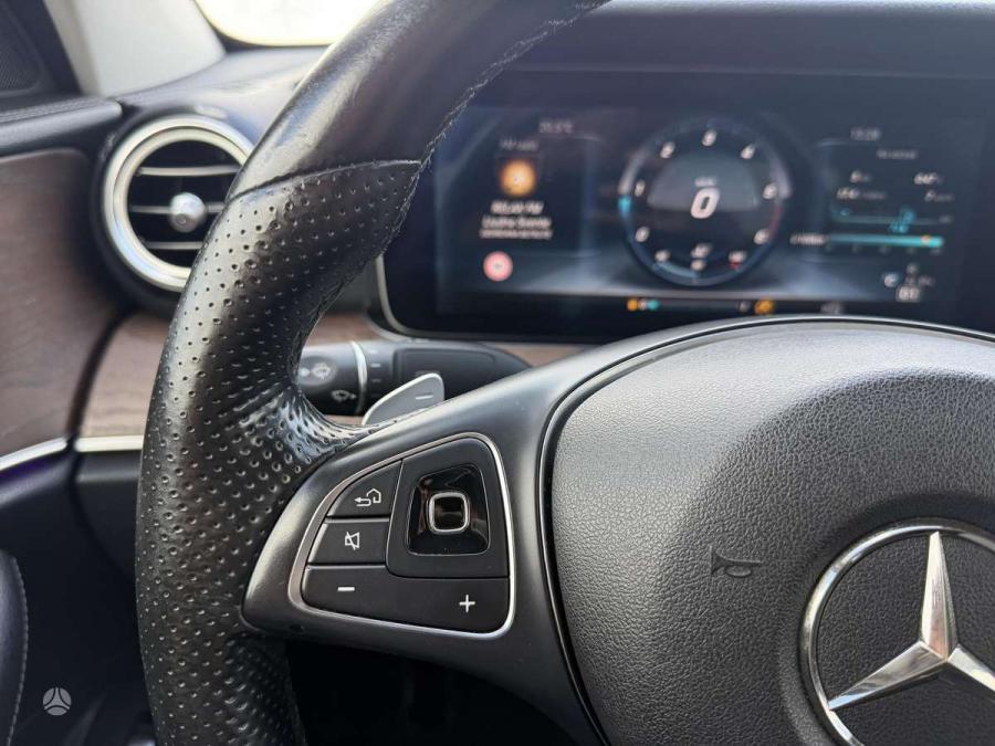 Black Mercedes-Benz E 220 2017 in Raseiniai, with an engine capacity of 1.95 L and mileage of 303 thousand km for 15850 €, photo 24 on AUTOMOTO.COM.LV