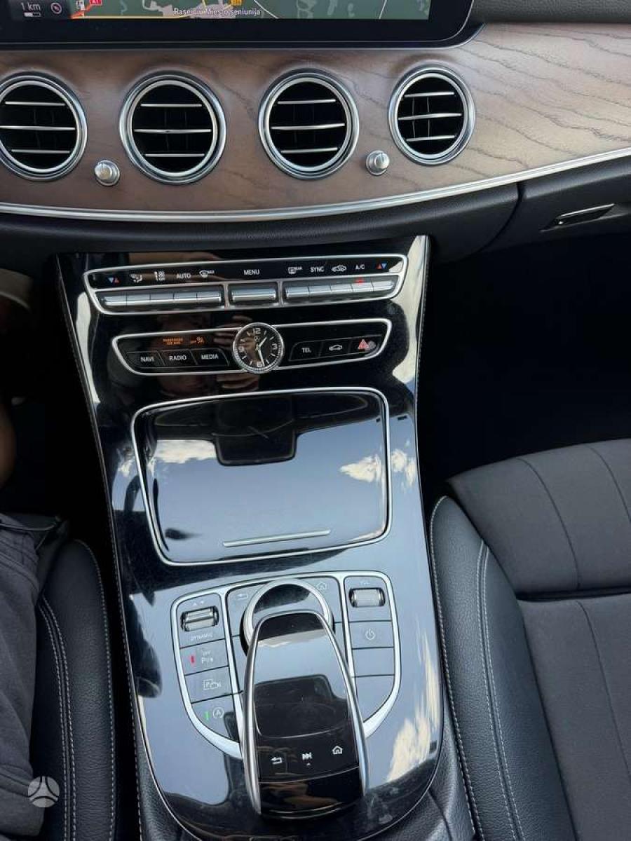 Black Mercedes-Benz E 220 2017 in Raseiniai, with an engine capacity of 1.95 L and mileage of 303 thousand km for 15850 €, photo 26 on AUTOMOTO.COM.LV