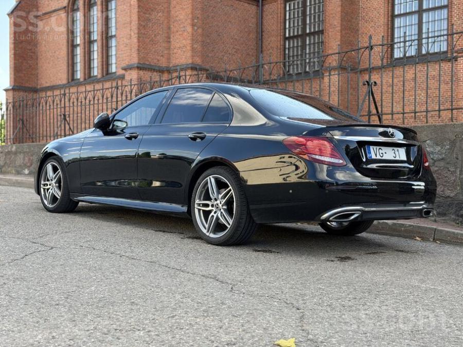 Melns Mercedes-Benz E 220 2017 Rēzekne, ar dzinēja tilpumu 2.00 L un nobraukumu 306 tūkst. km par 17500 €, foto 1 vietnē AUTOMOTO.COM.LV