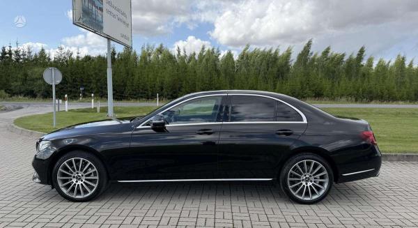 Black Mercedes-Benz E 220 2017 in Raseiniai, with an engine capacity of 1.95 L and mileage of 303 thousand km for 15450 €, photo 5 on AUTOMOTO.COM.LV