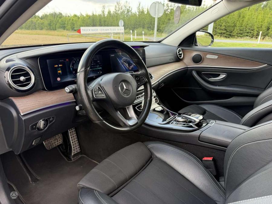 Black Mercedes-Benz E 220 2017 in Raseiniai, with an engine capacity of 1.95 L and mileage of 303 thousand km for 15450 €, photo 19 on AUTOMOTO.COM.LV