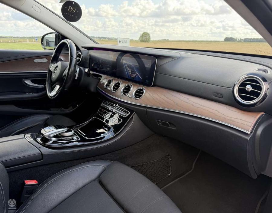 Black Mercedes-Benz E 220 2017 in Raseiniai, with an engine capacity of 1.95 L and mileage of 303 thousand km for 15450 €, photo 22 on AUTOMOTO.COM.LV