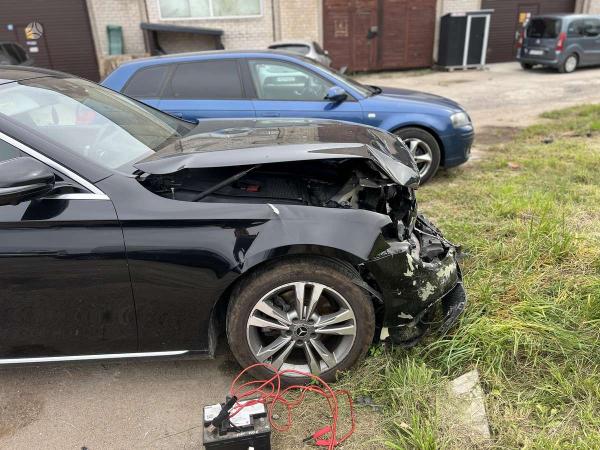 Melns Mercedes-Benz E 220 2017 Kauņa, ar dzinēja tilpumu 1.95 L un nobraukumu 293 tūkst. km par 7900 €, foto 3 vietnē AUTOMOTO.COM.LV