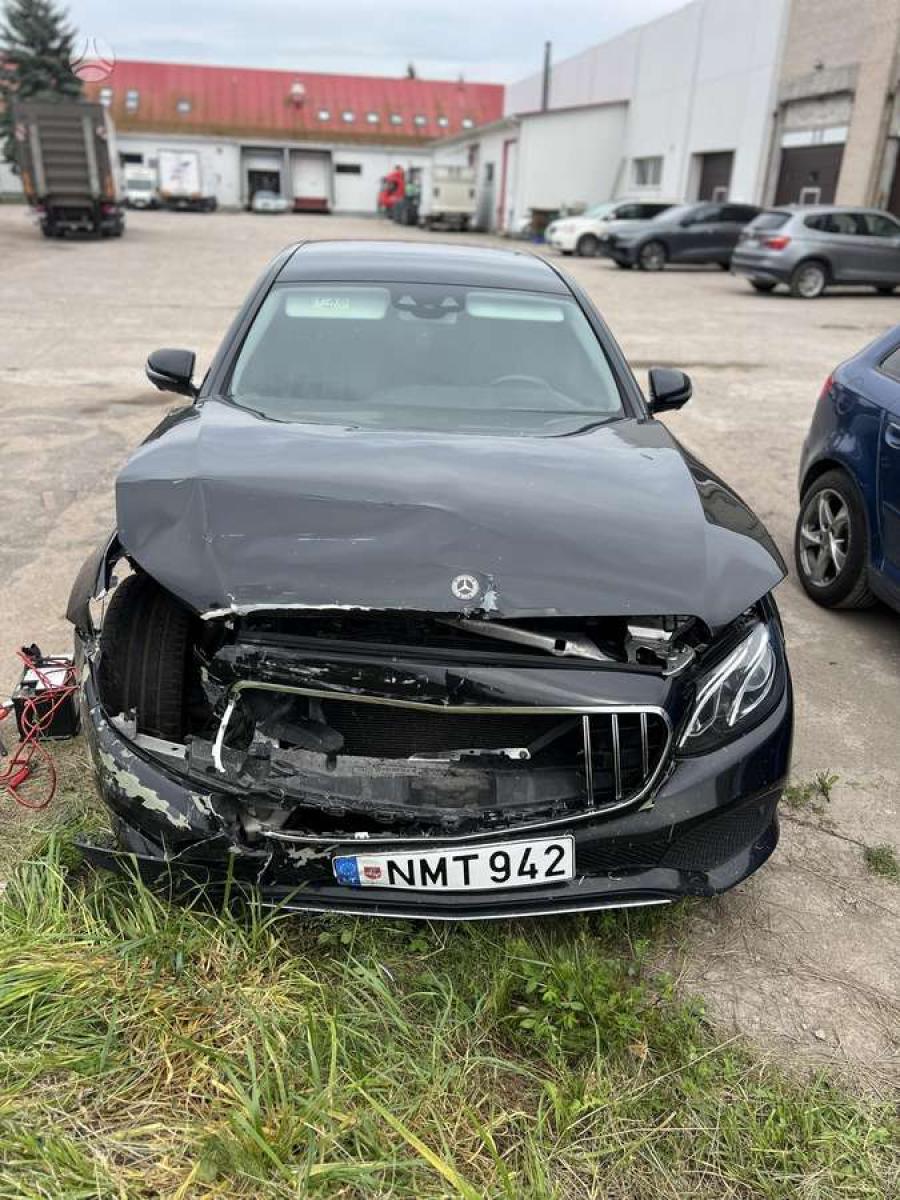 Black Mercedes-Benz E 220 2017 in Kaunas, with an engine capacity of 1.95 L and mileage of 293 thousand km for 7900 €, photo 4 on AUTOMOTO.COM.LV