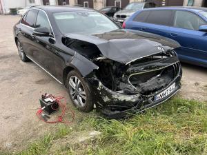 Black Mercedes-Benz E 220 2017 in Kaunas, with an engine capacity of 1.95 L and mileage of 293 thousand km for 7900 €, photo 5 on AUTOMOTO.COM.LV