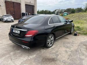 Black Mercedes-Benz E 220 2017 in Kaunas, with an engine capacity of 1.95 L and mileage of 293 thousand km for 7900 €, photo 6 on AUTOMOTO.COM.LV