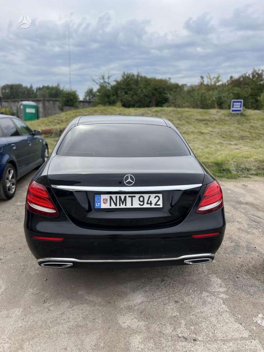 Black Mercedes-Benz E 220 2017 in Kaunas, with an engine capacity of 1.95 L and mileage of 293 thousand km for 7900 €, photo 7 on AUTOMOTO.COM.LV