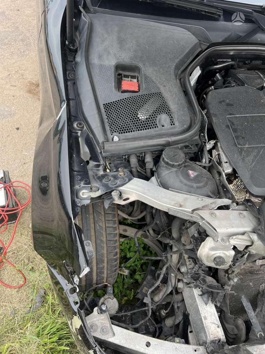 Black Mercedes-Benz E 220 2017 in Kaunas, with an engine capacity of 1.95 L and mileage of 293 thousand km for 7900 €, photo 12 on AUTOMOTO.COM.LV