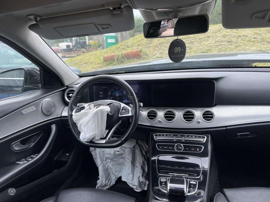 Black Mercedes-Benz E 220 2017 in Kaunas, with an engine capacity of 1.95 L and mileage of 293 thousand km for 7900 €, photo 23 on AUTOMOTO.COM.LV