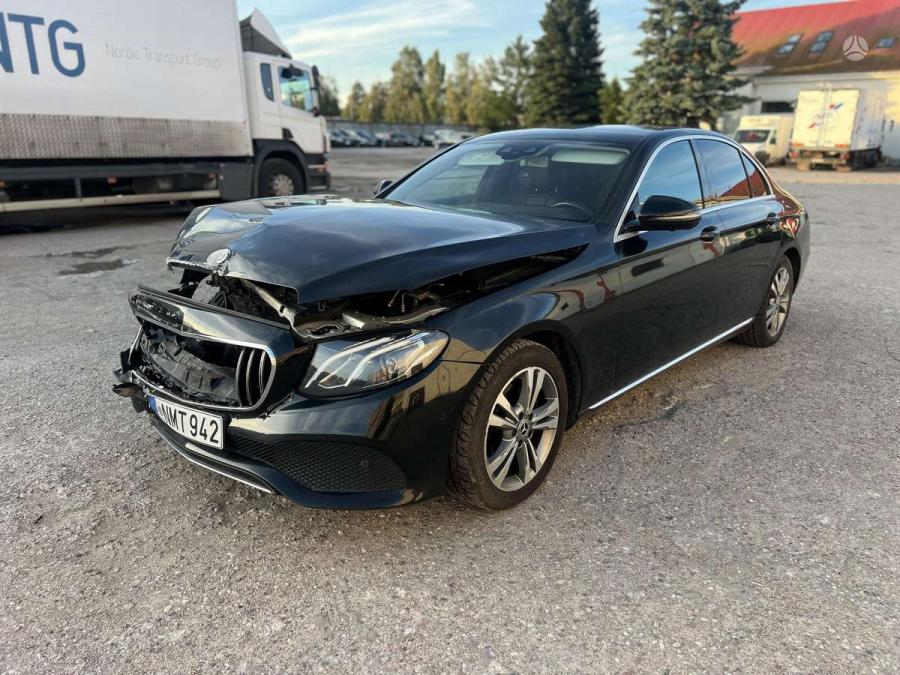 Черный Мерседес E 220 2017 в Каунас, объемом двигателя 1.95 л и пробегом 293 тыс. км за 7950 €, фото 1 на AUTOMOTO.COM.LV