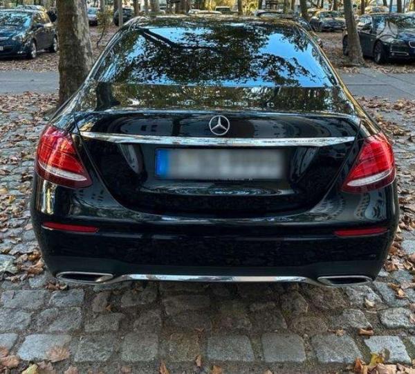 Black Mercedes-Benz E 220 2018 in Palanga, with an engine capacity of 1.95 L and mileage of 180 thousand km for 19350 €, photo 2 on AUTOMOTO.COM.LV